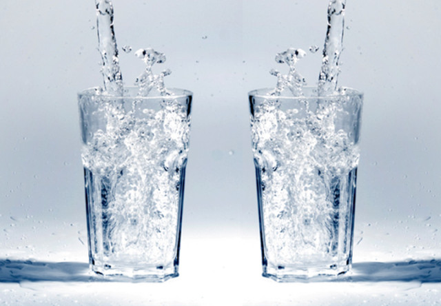 Tomar agua tibia en ayunas es bueno para tu salud | RevistaMoi